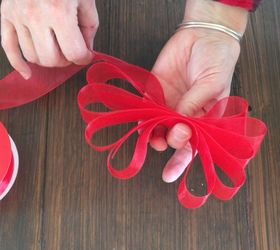 How To Make A Christmas Bow in 3 Easy Steps | Hometalk